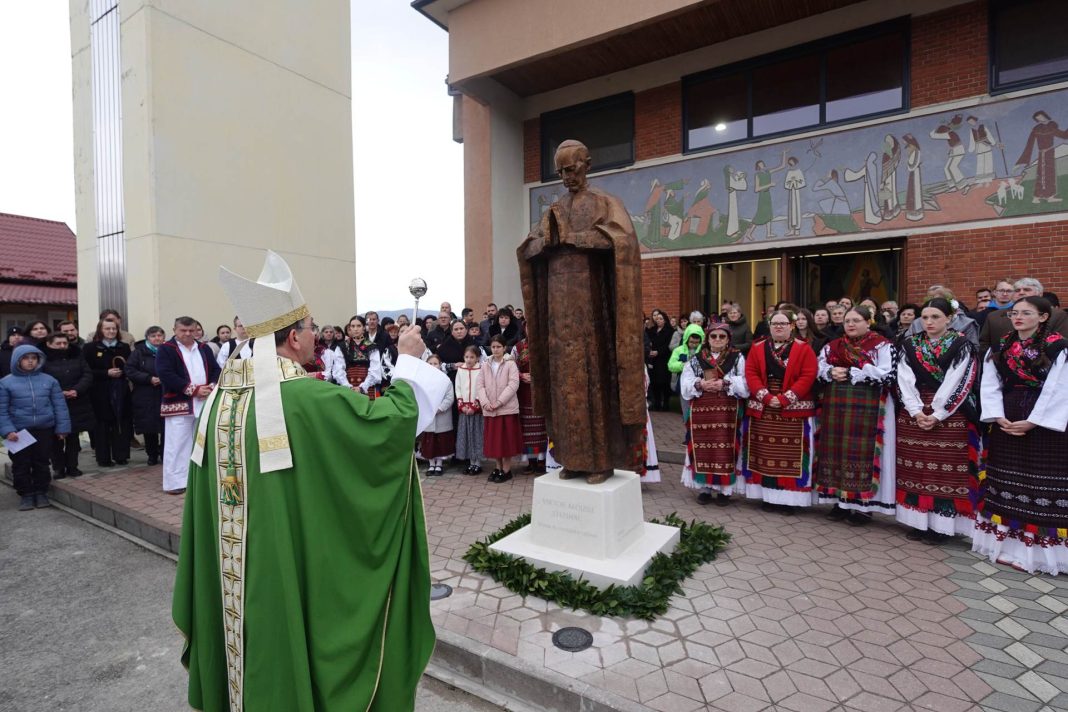 Stepinac u bronci: Novi simbol vjere u dvorištu župne crkve